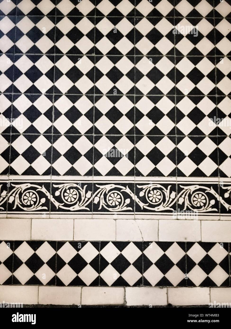 Checked tiled floor hi-res stock photography and images - Alamy