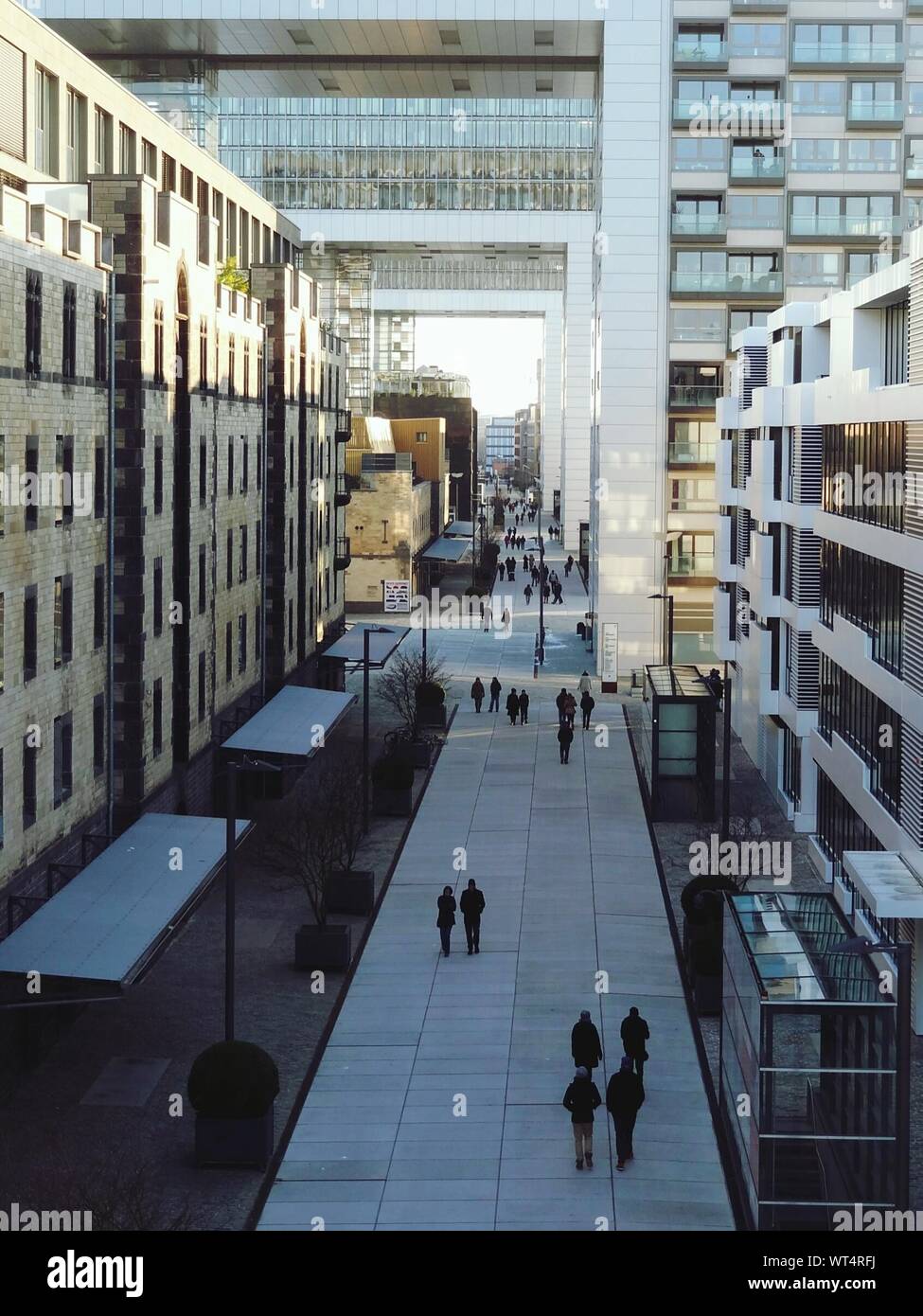 Walkway group of people hi-res stock photography and images - Alamy