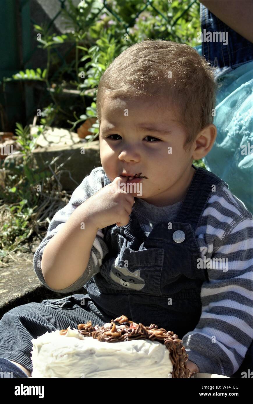 Boys eating cake hi-res stock photography and images - Alamy