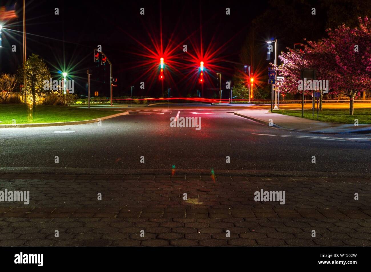 Street light red night hi-res stock photography and images - Alamy