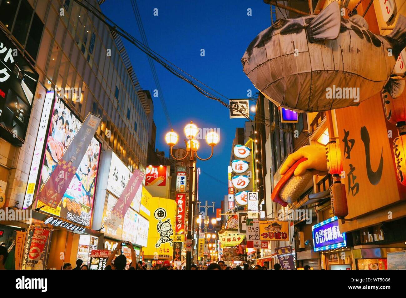 Crowded signs hi-res stock photography and images - Alamy