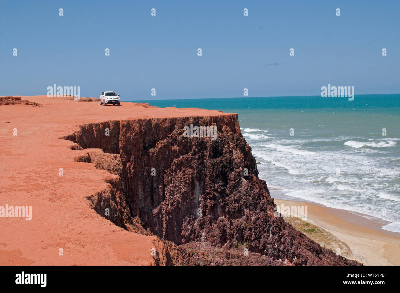 Car by cliff hi-res stock photography and images - Alamy