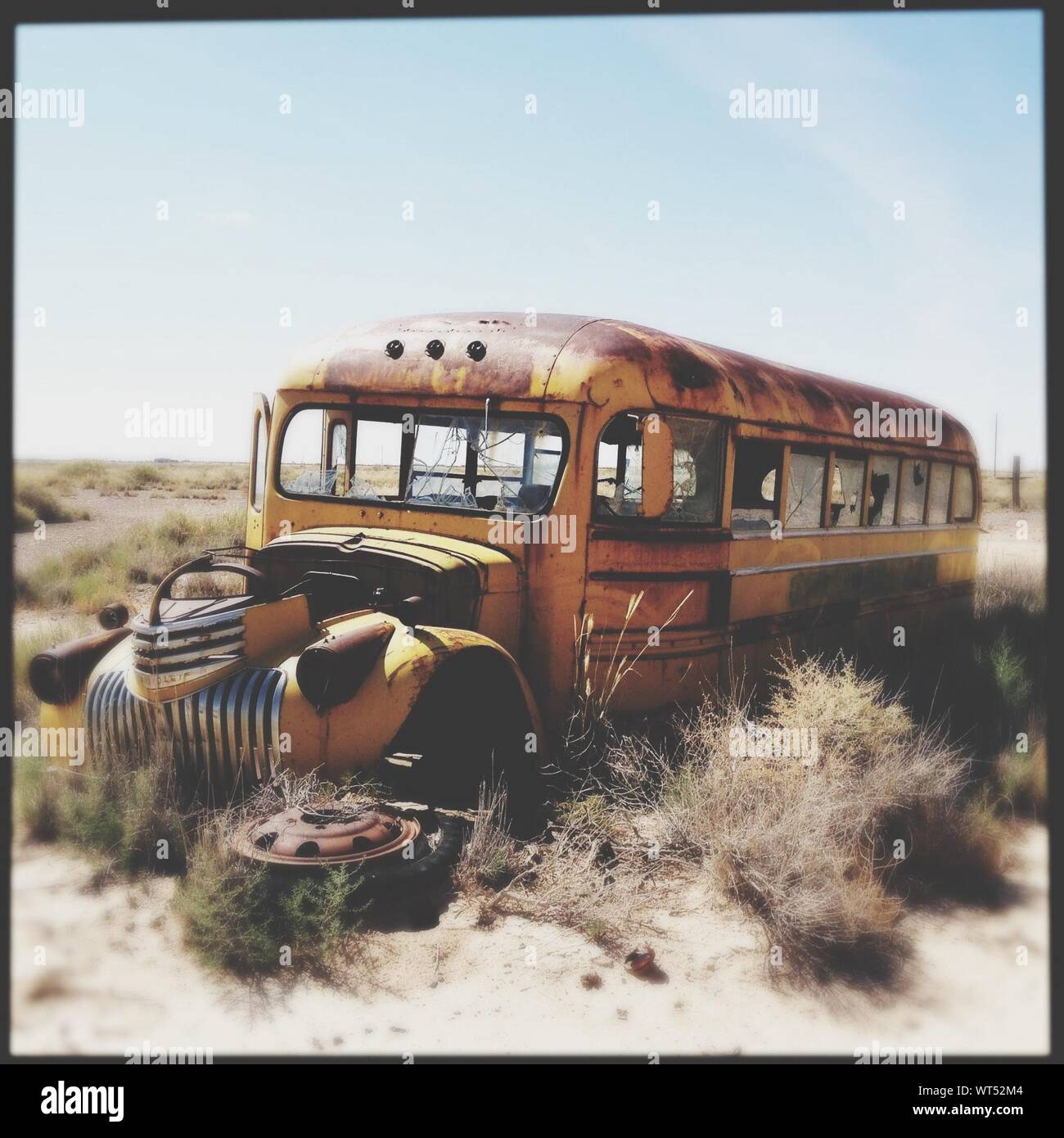 School bus old abandoned hi-res stock photography and images - Alamy