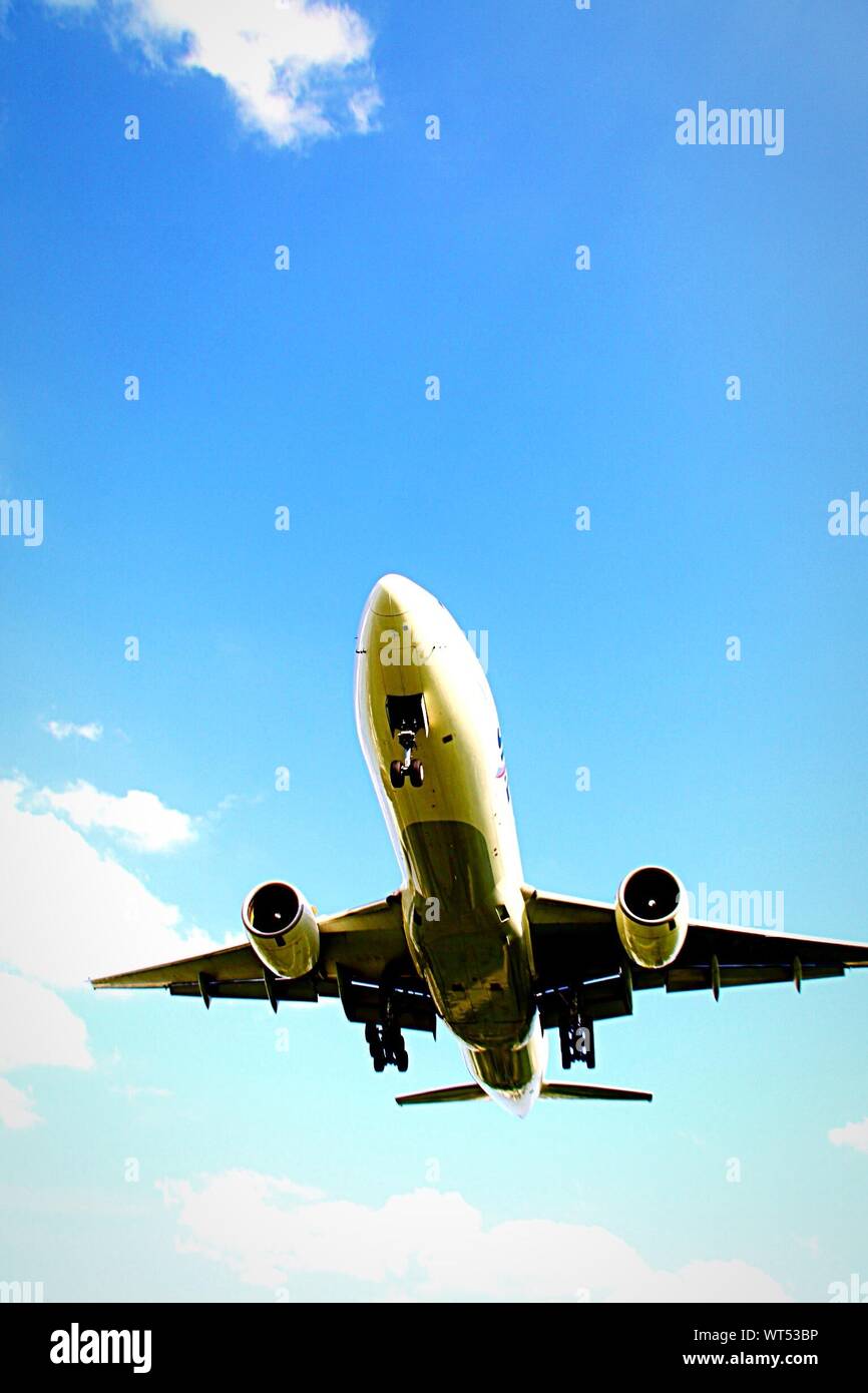 Airplane taking hi-res stock photography and images - Alamy
