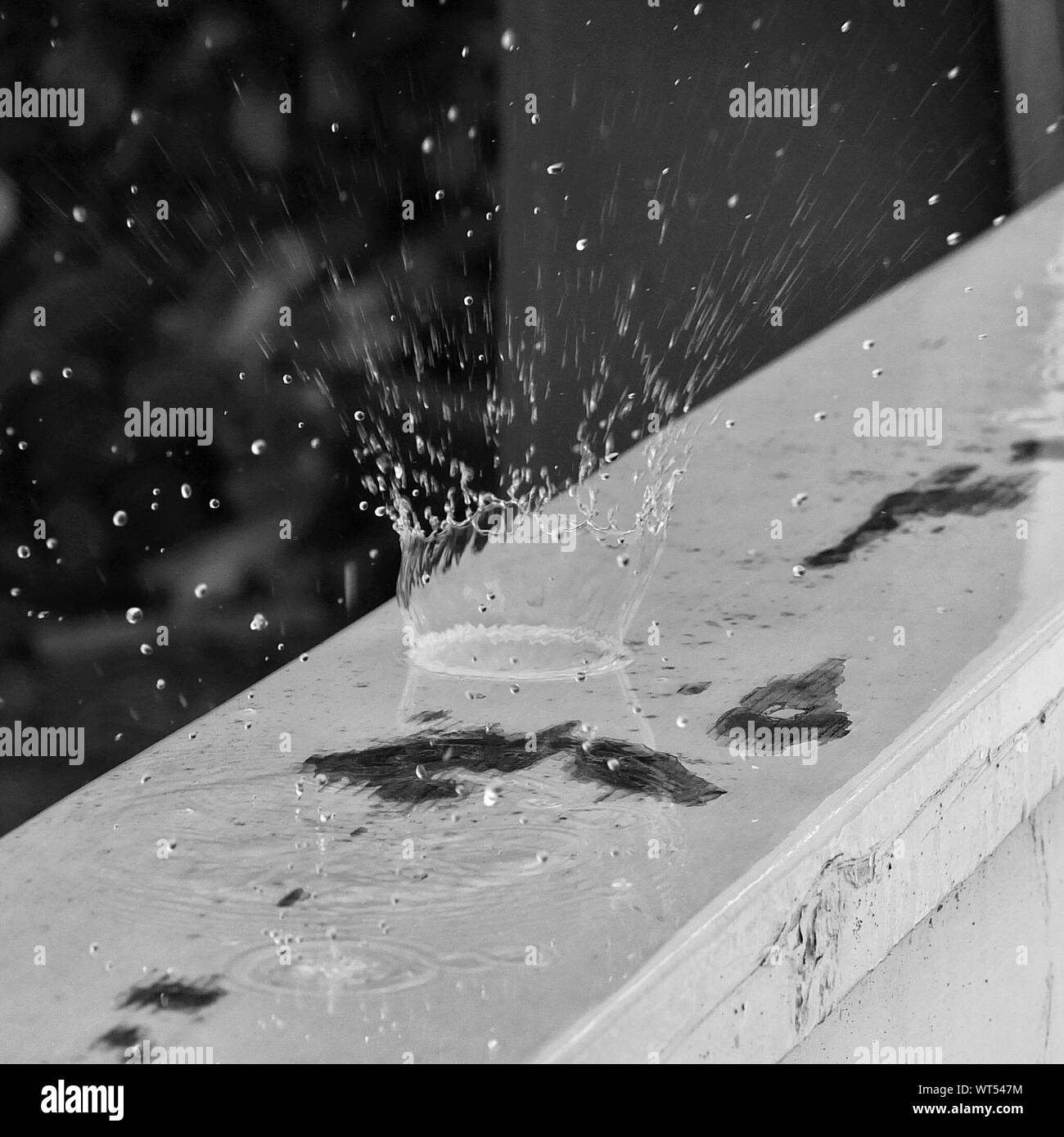 Drop of water splashing hi-res stock photography and images - Alamy