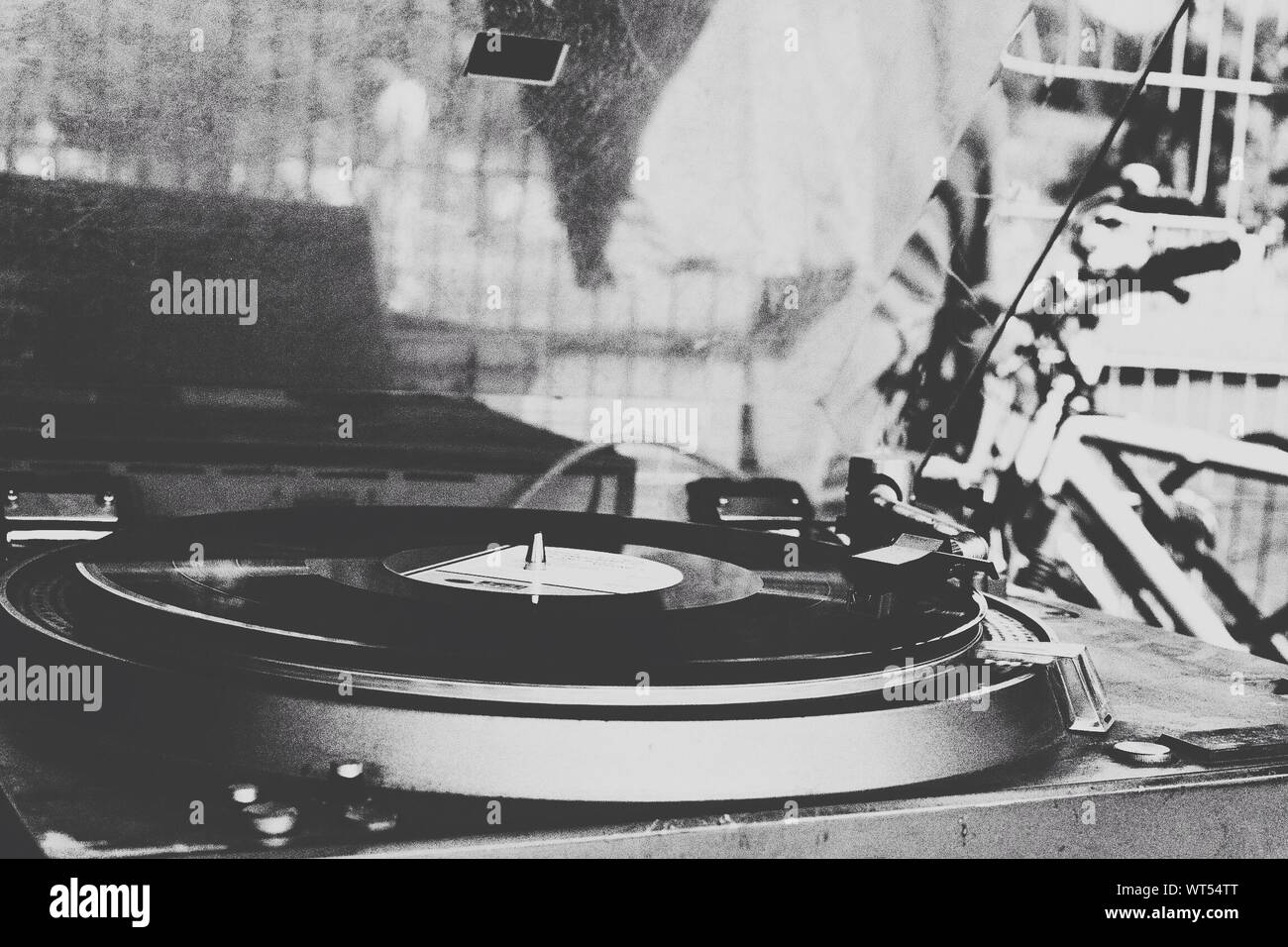 Old turntable hi-res stock photography and images - Alamy