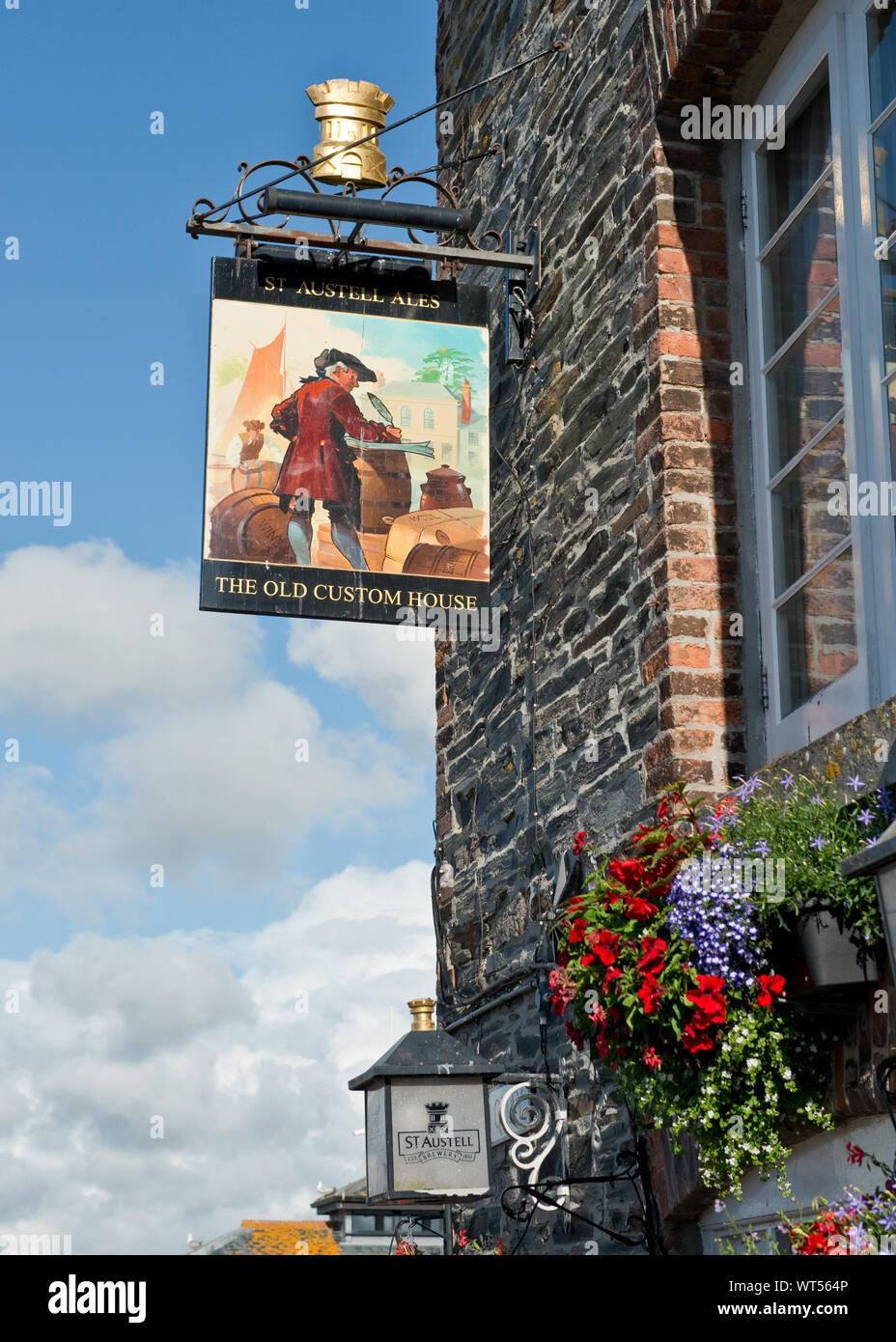The old custom house pub sign hi-res stock photography and images - Alamy