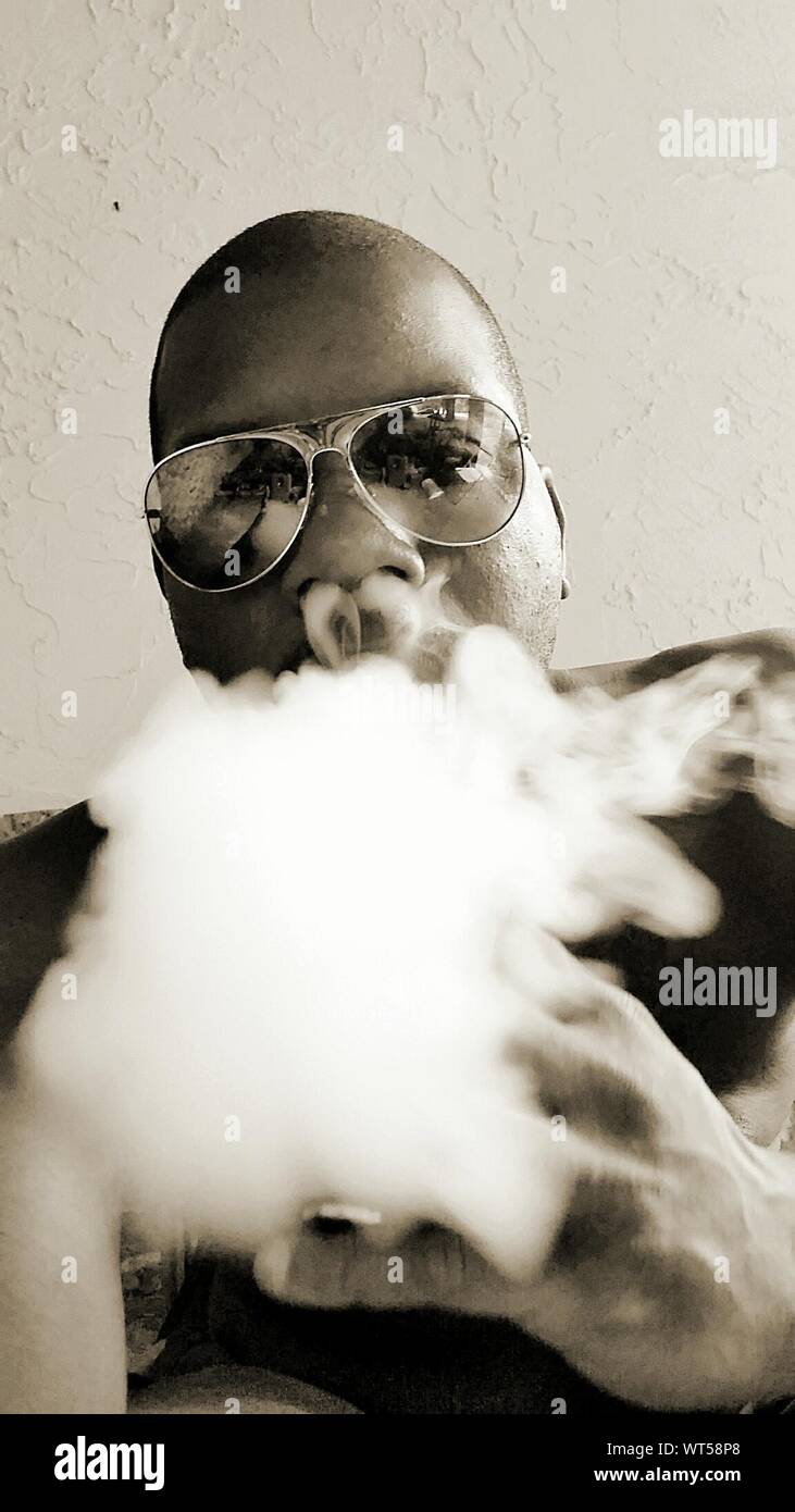Sunglasses smoking hi-res stock photography and images - Alamy