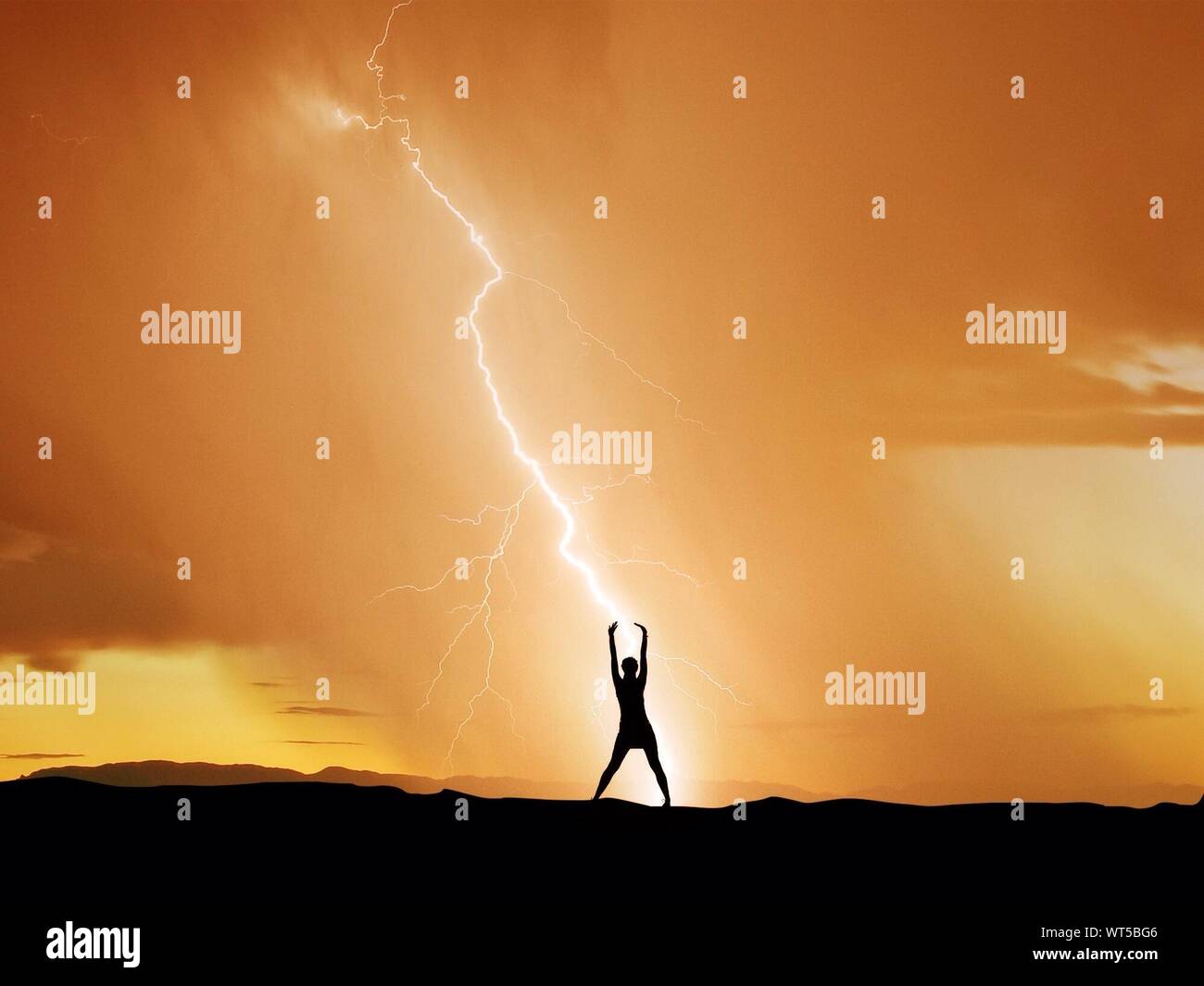 Lightning at sunset hi-res stock photography and images - Alamy