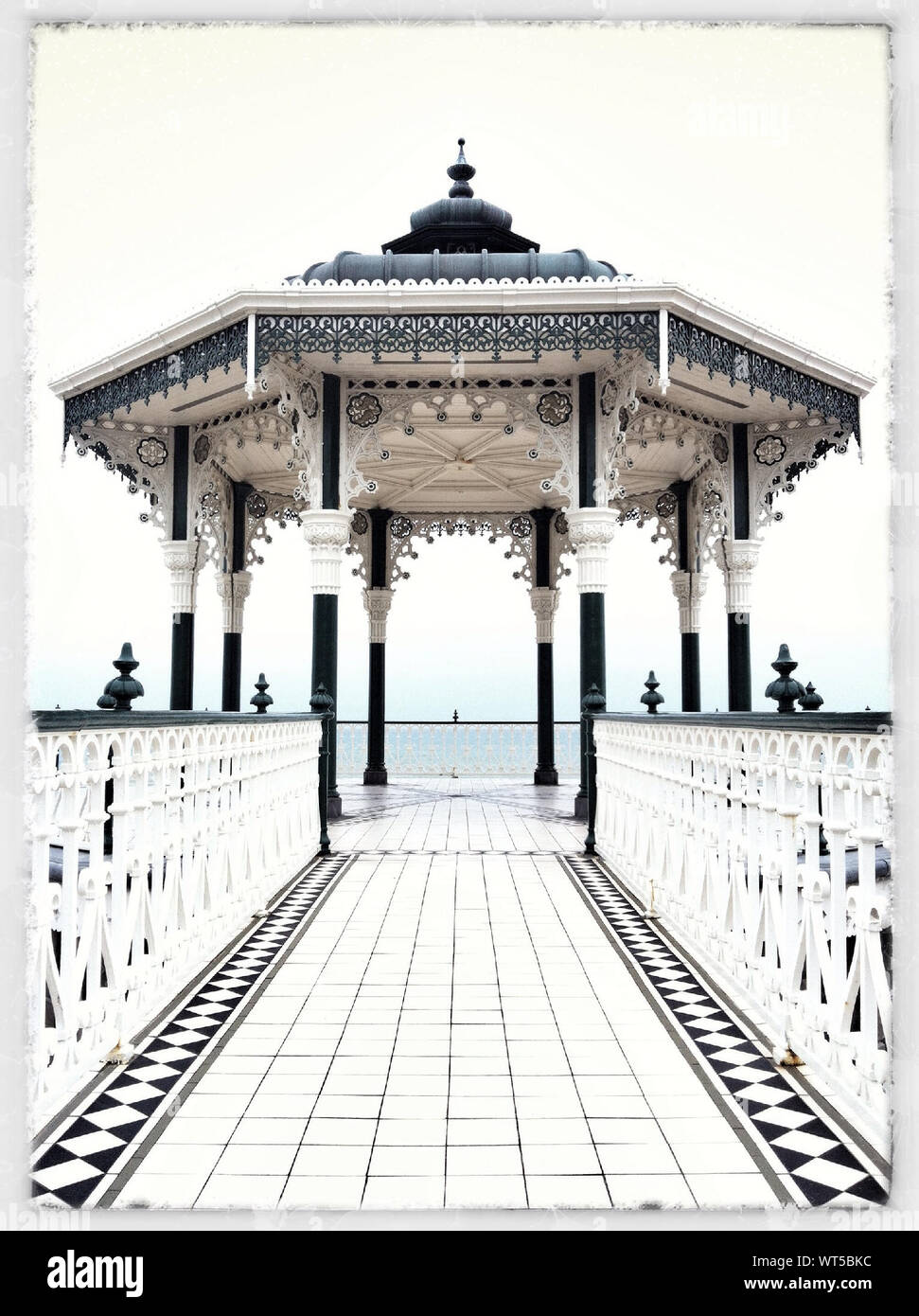 Covered column walkway hi-res stock photography and images - Alamy