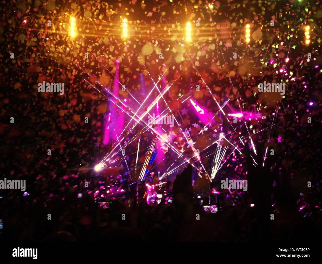 Cheering large group of people hi-res stock photography and images - Alamy