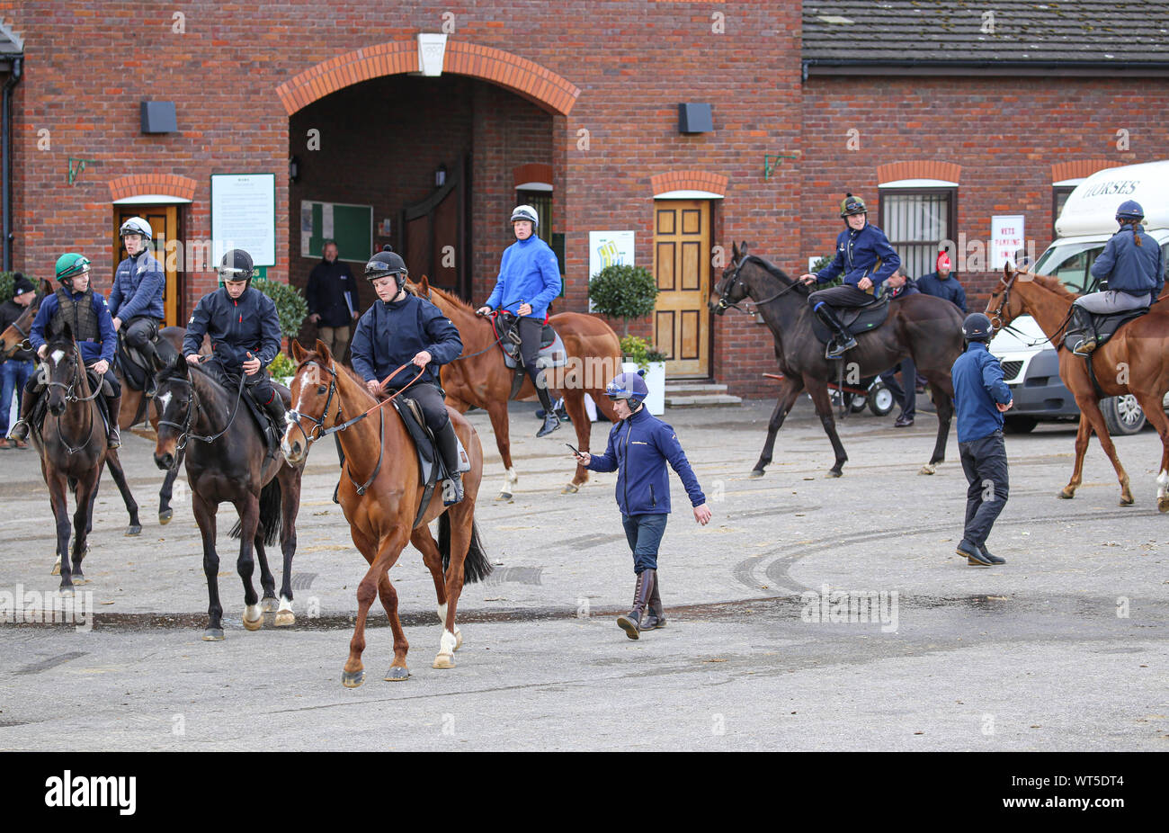 Crowds gather at the world famous Cheltenham festival. The Uk's premier ...