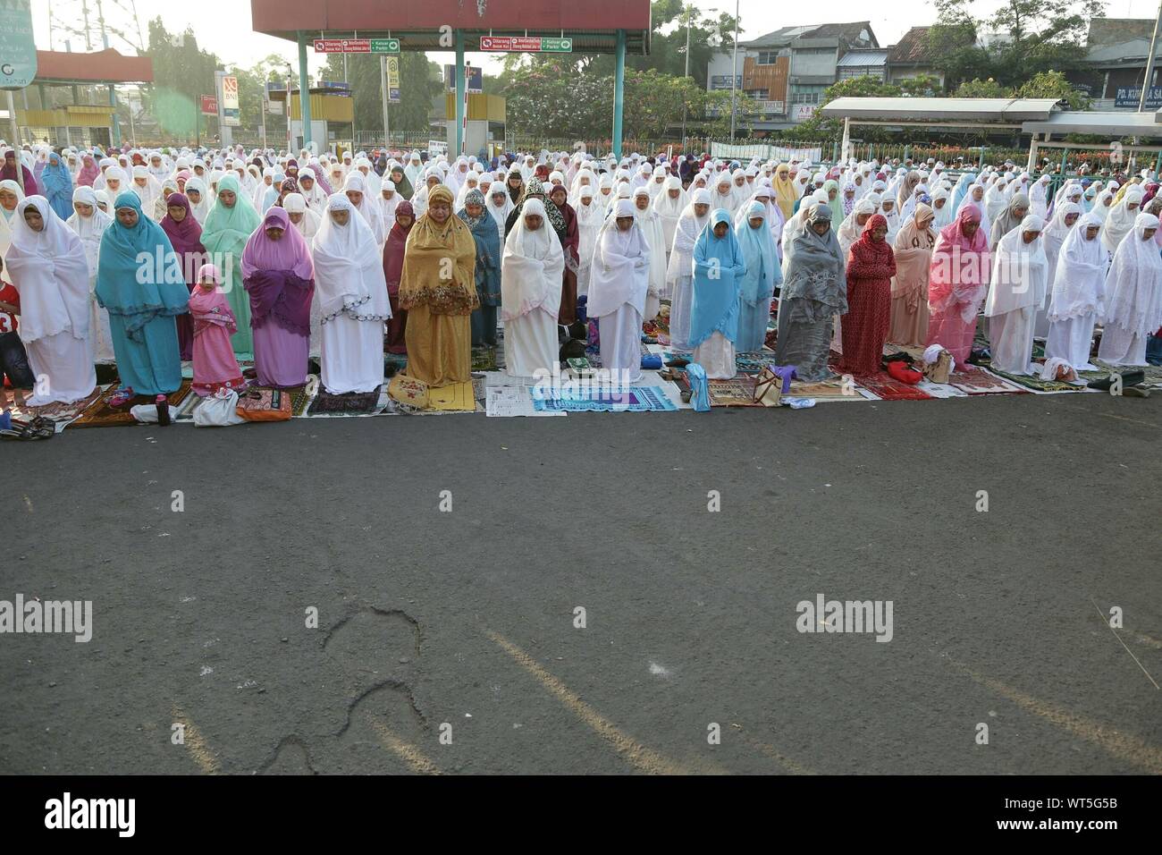 Muslim women street hi-res stock photography and images - Alamy
