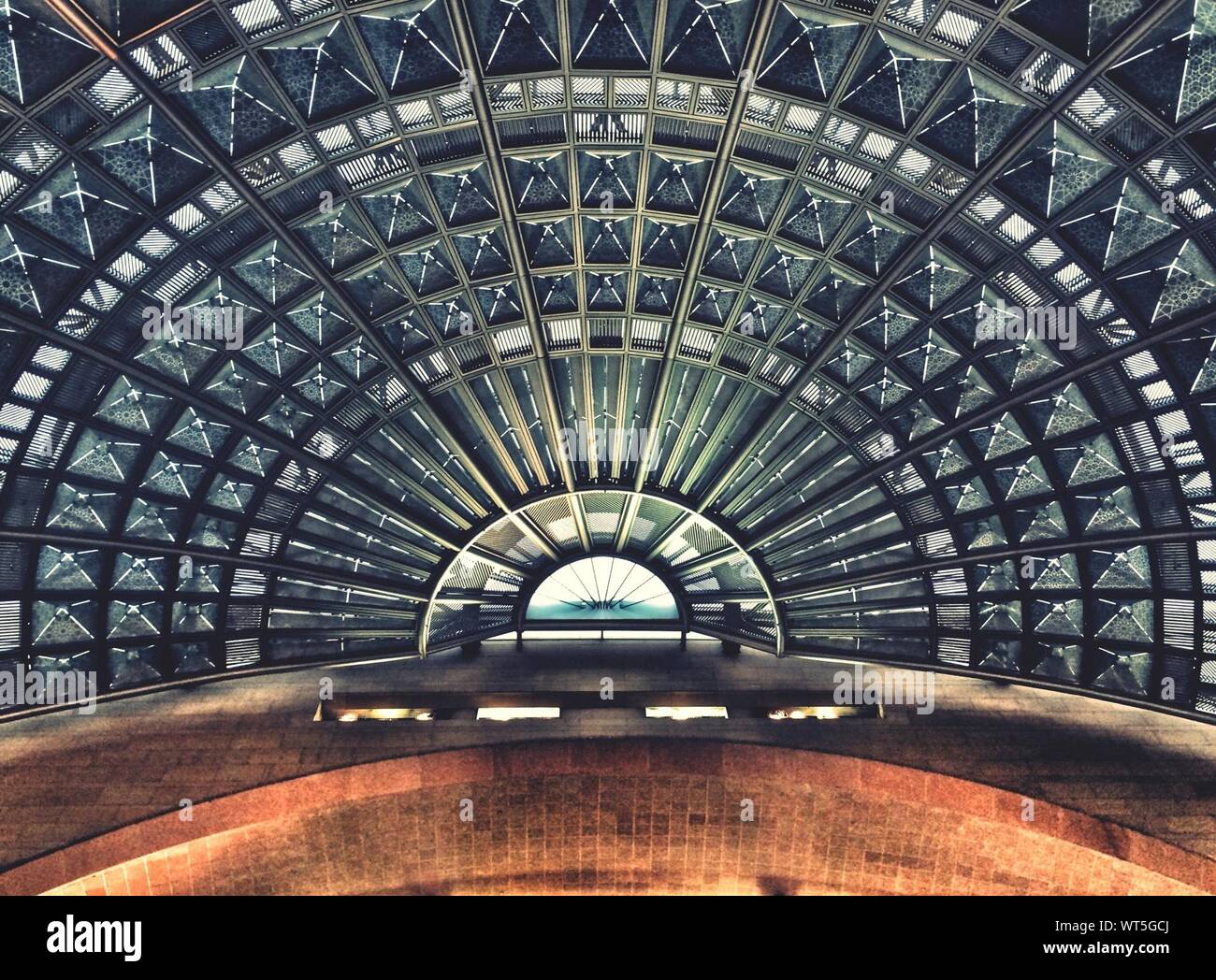 Inside modern building hi-res stock photography and images - Alamy