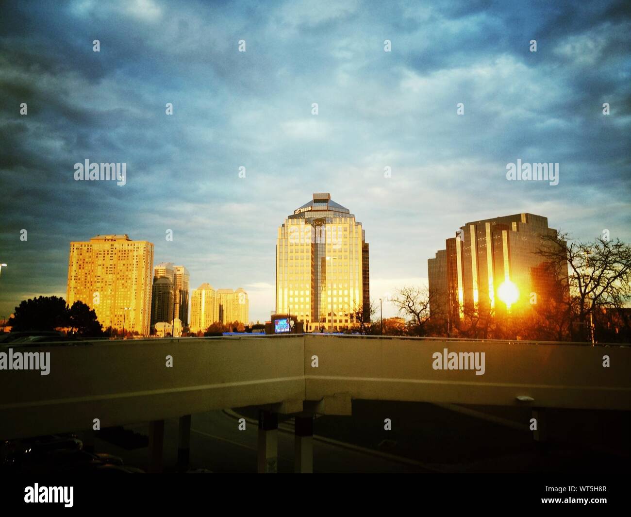 Sunlight skyscrapers hi-res stock photography and images - Alamy