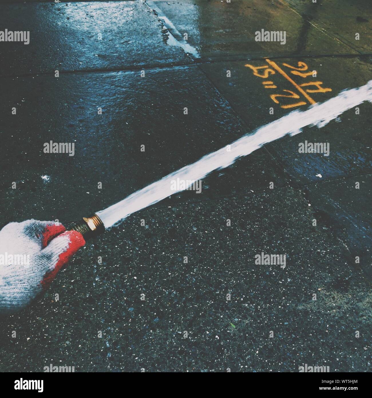Hand holding the hose hi-res stock photography and images - Alamy