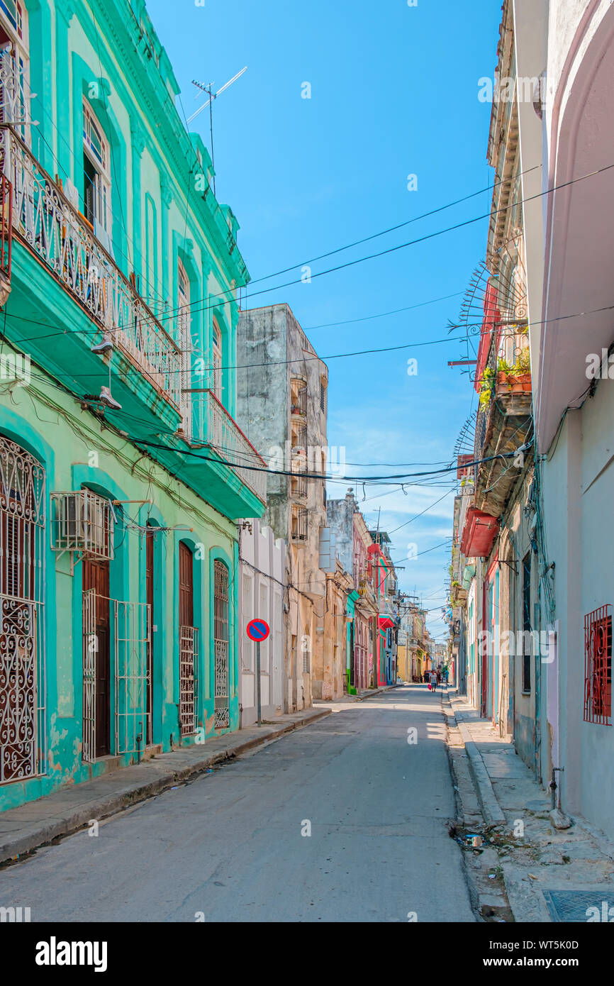 Classic havana cuba street urban decay hi-res stock photography and ...