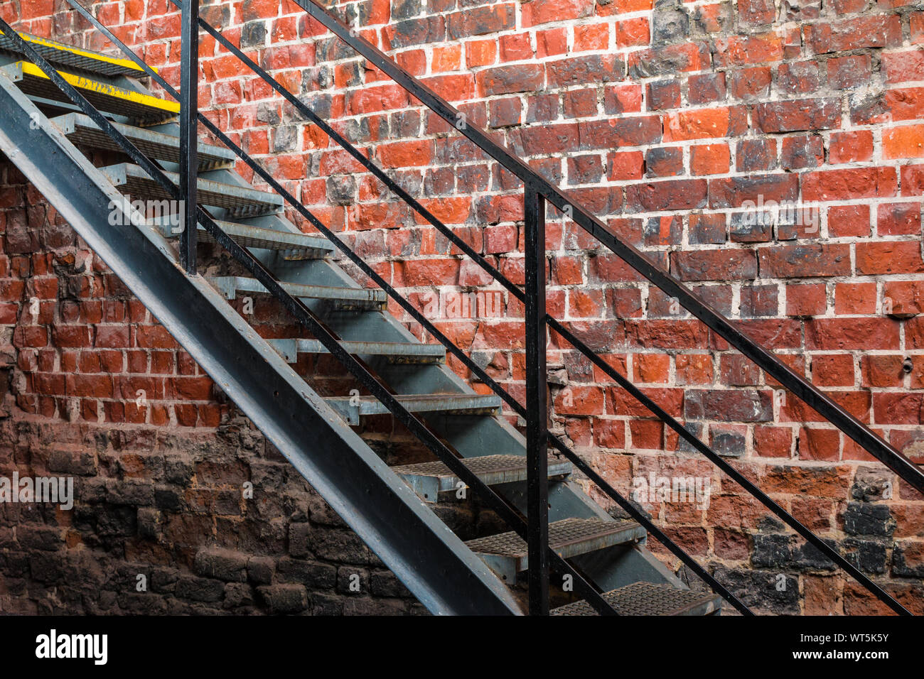 Brick steps and iron railing hi-res stock photography and images - Alamy