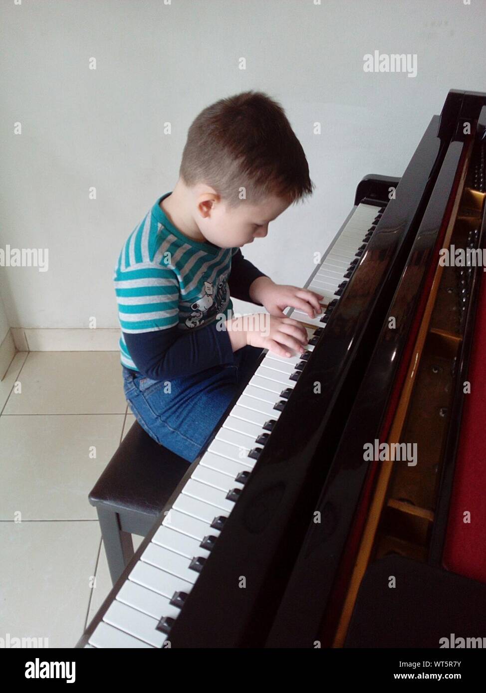 Grand Piano Side View High Resolution Stock Photography and Images - Alamy