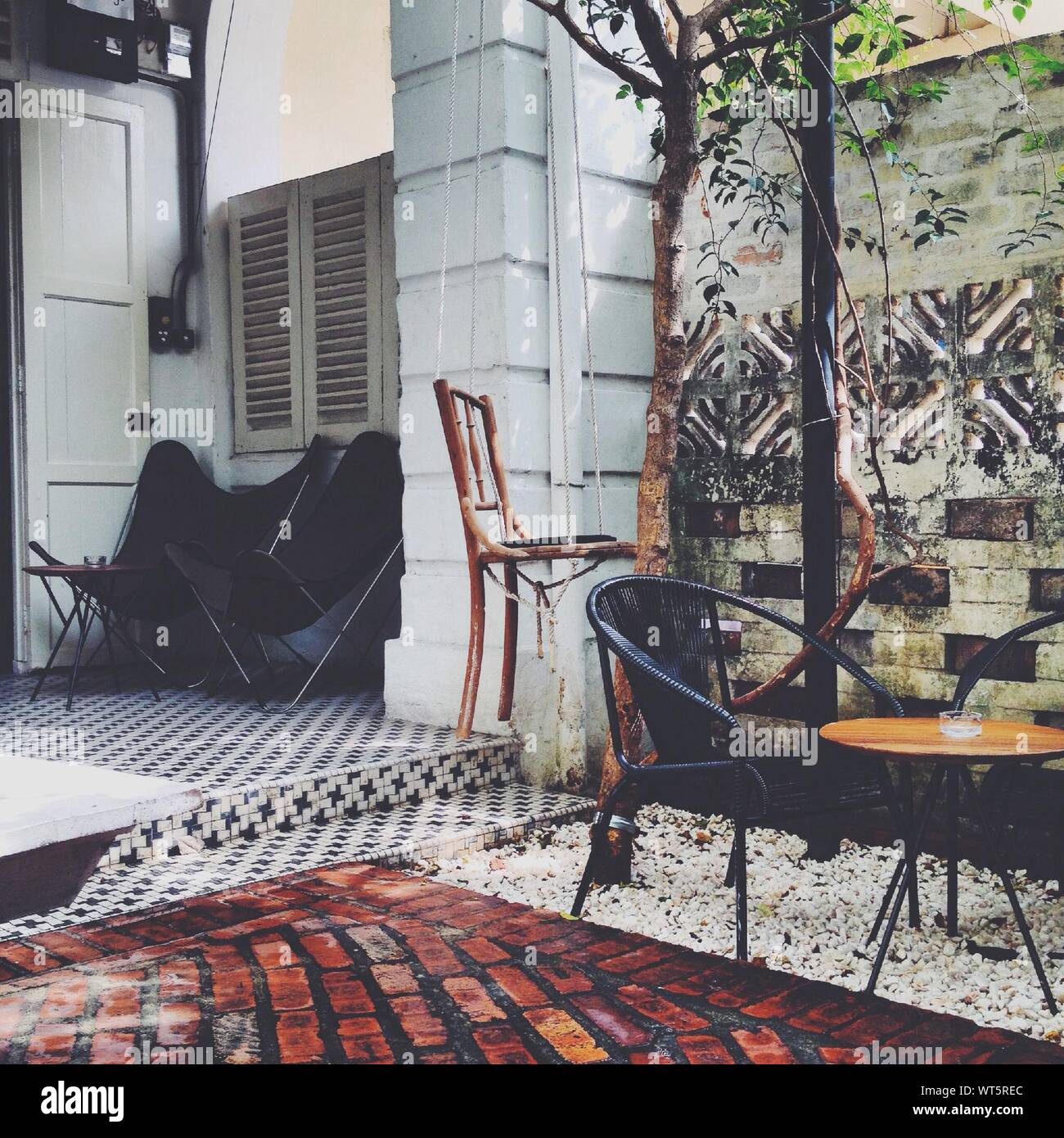 Table and chairs in courtyard hi-res stock photography and images - Alamy