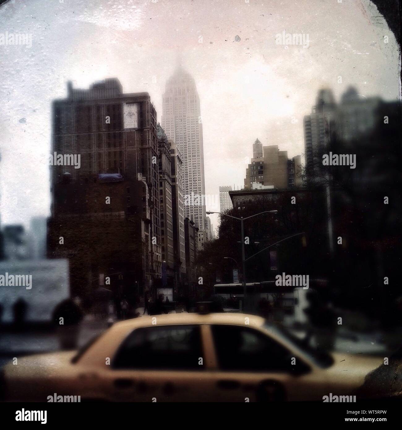 Car buildings background hi-res stock photography and images - Alamy