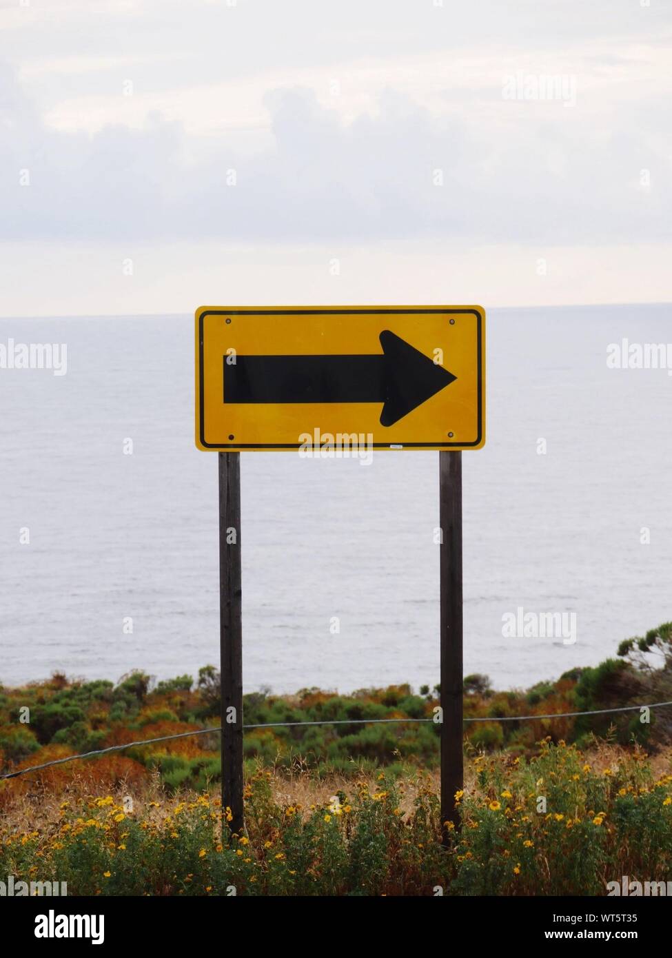 Traffic arrow sign hi-res stock photography and images - Alamy