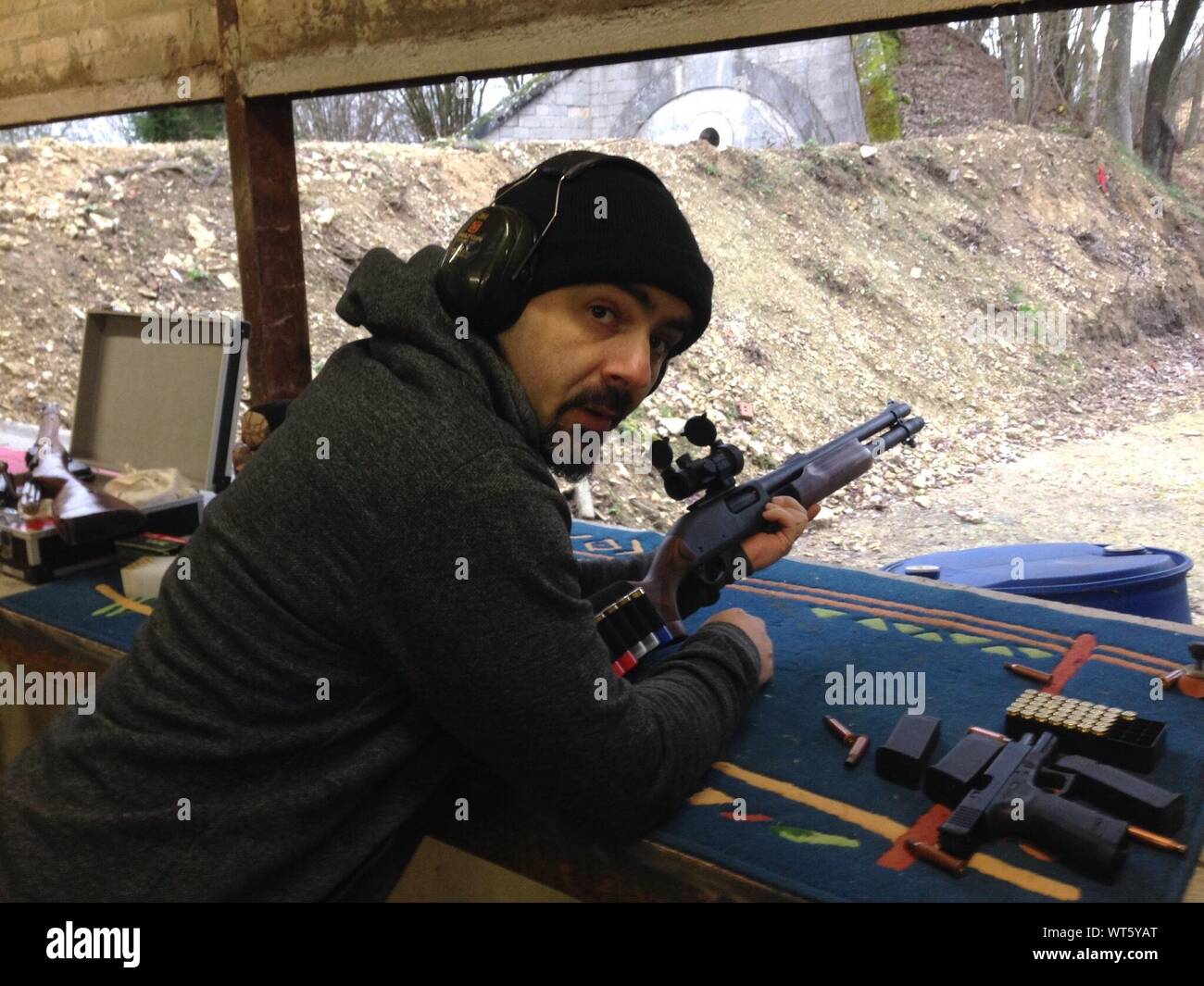 Man shooting rifle target hi-res stock photography and images - Alamy
