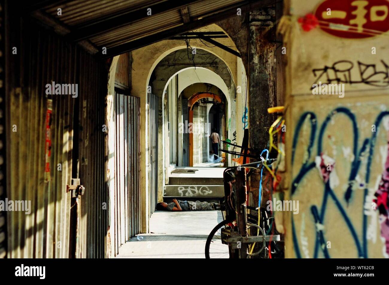 Building with graffiti hi-res stock photography and images - Alamy