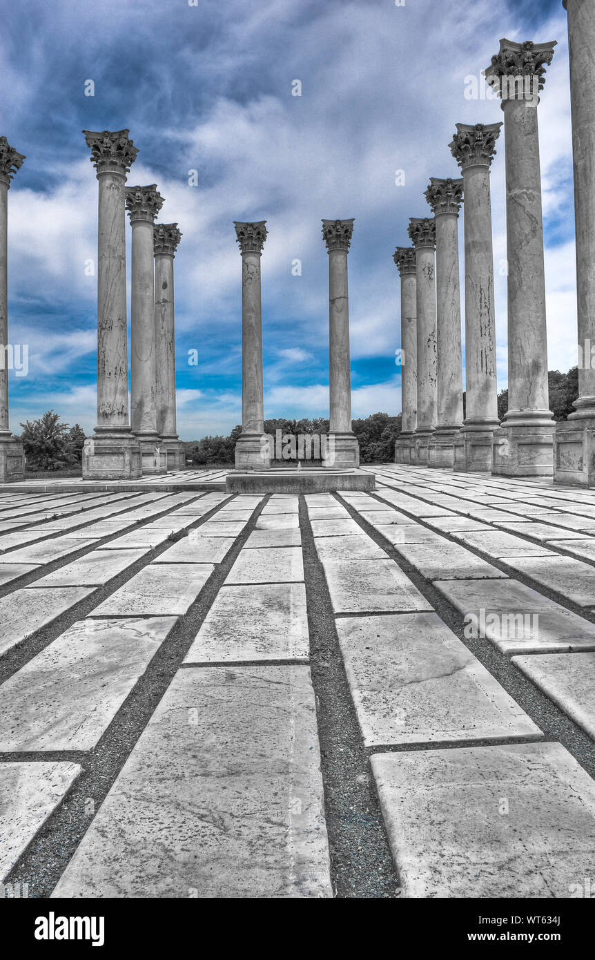 Added columns hi-res stock photography and images - Alamy