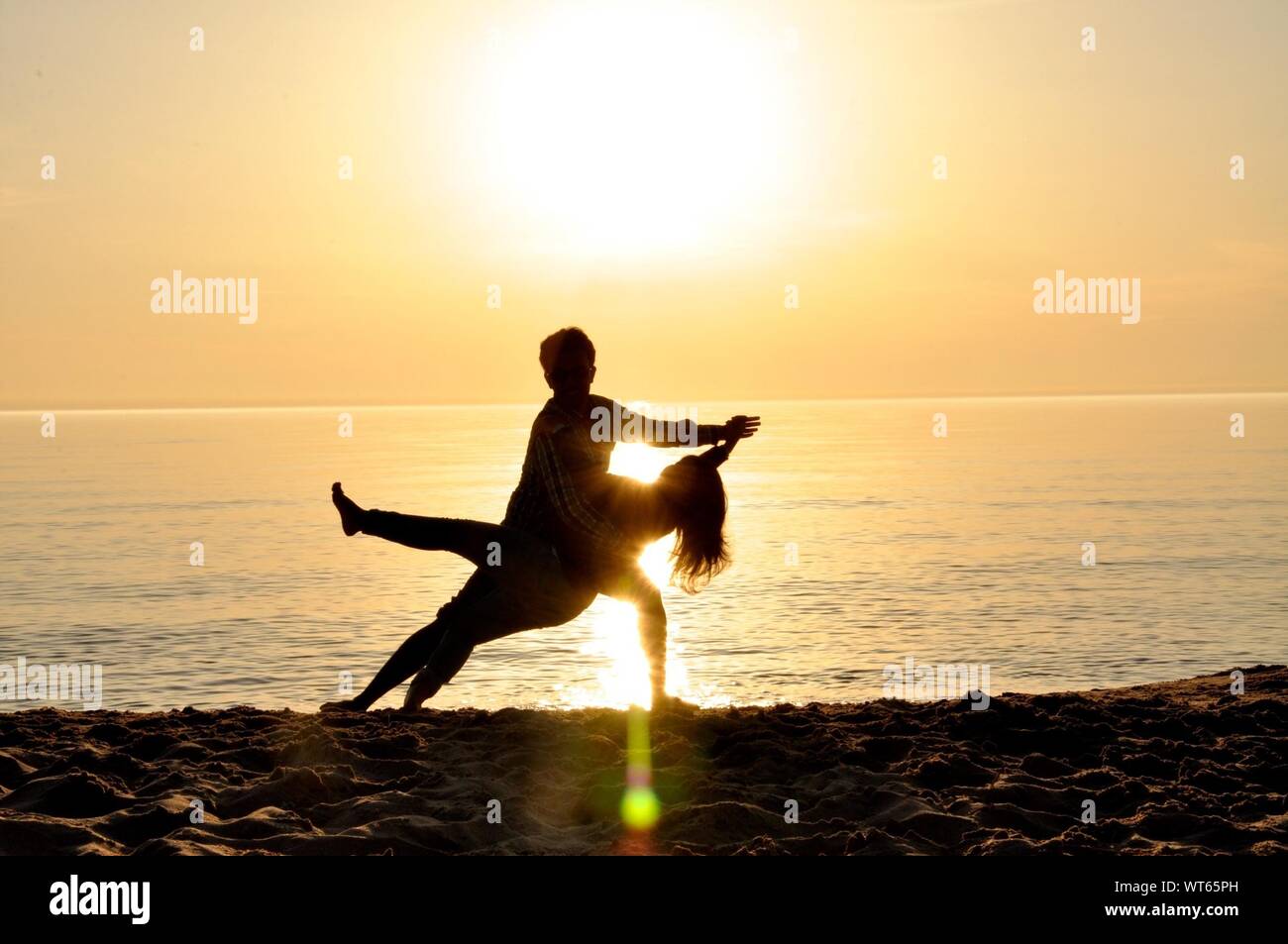 Couple dancing beach hi-res stock photography and images - Alamy