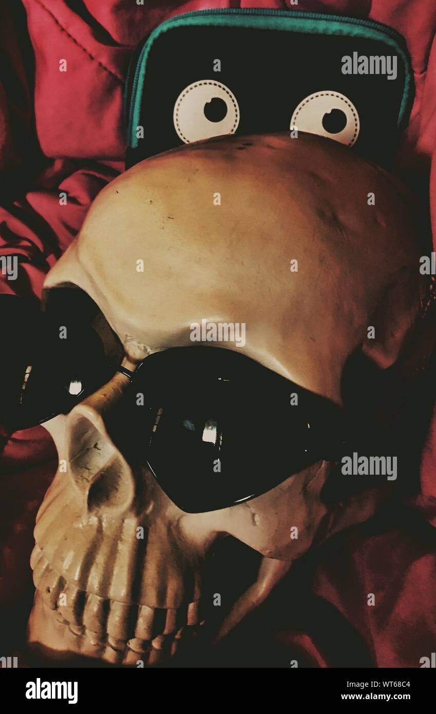 Wearing prosthetic hi-res stock photography and images - Alamy