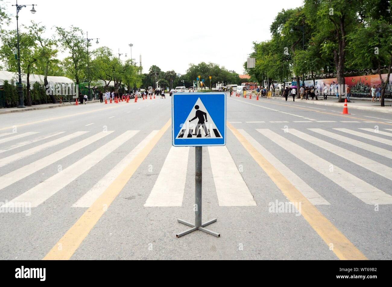 Triangle street sign hi-res stock photography and images - Alamy