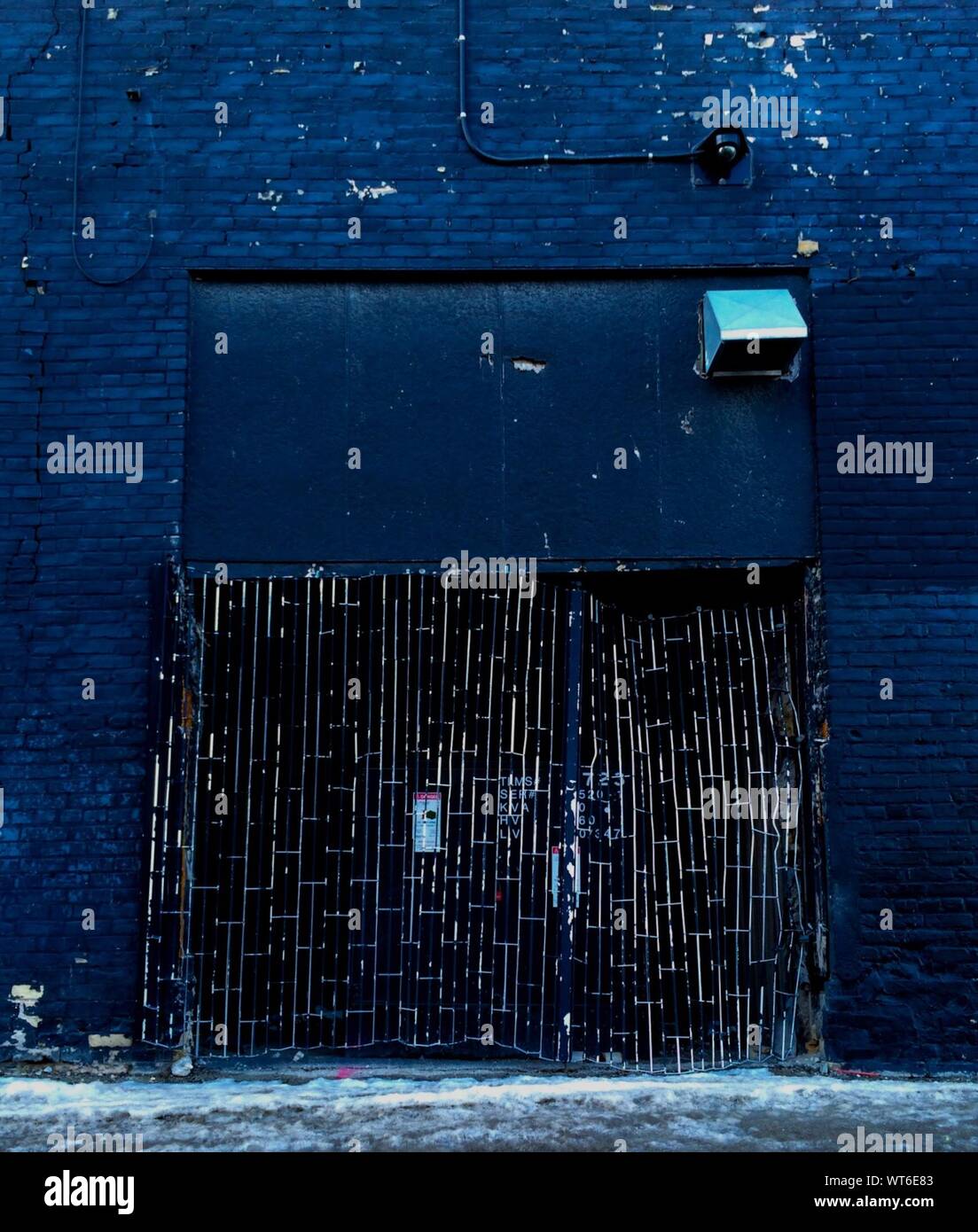 Old building gate hi-res stock photography and images - Alamy