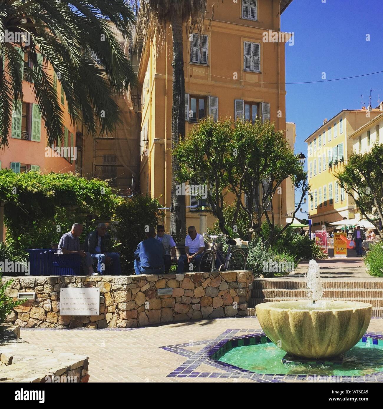 Group of people sitting under tree hi-res stock photography and images ...