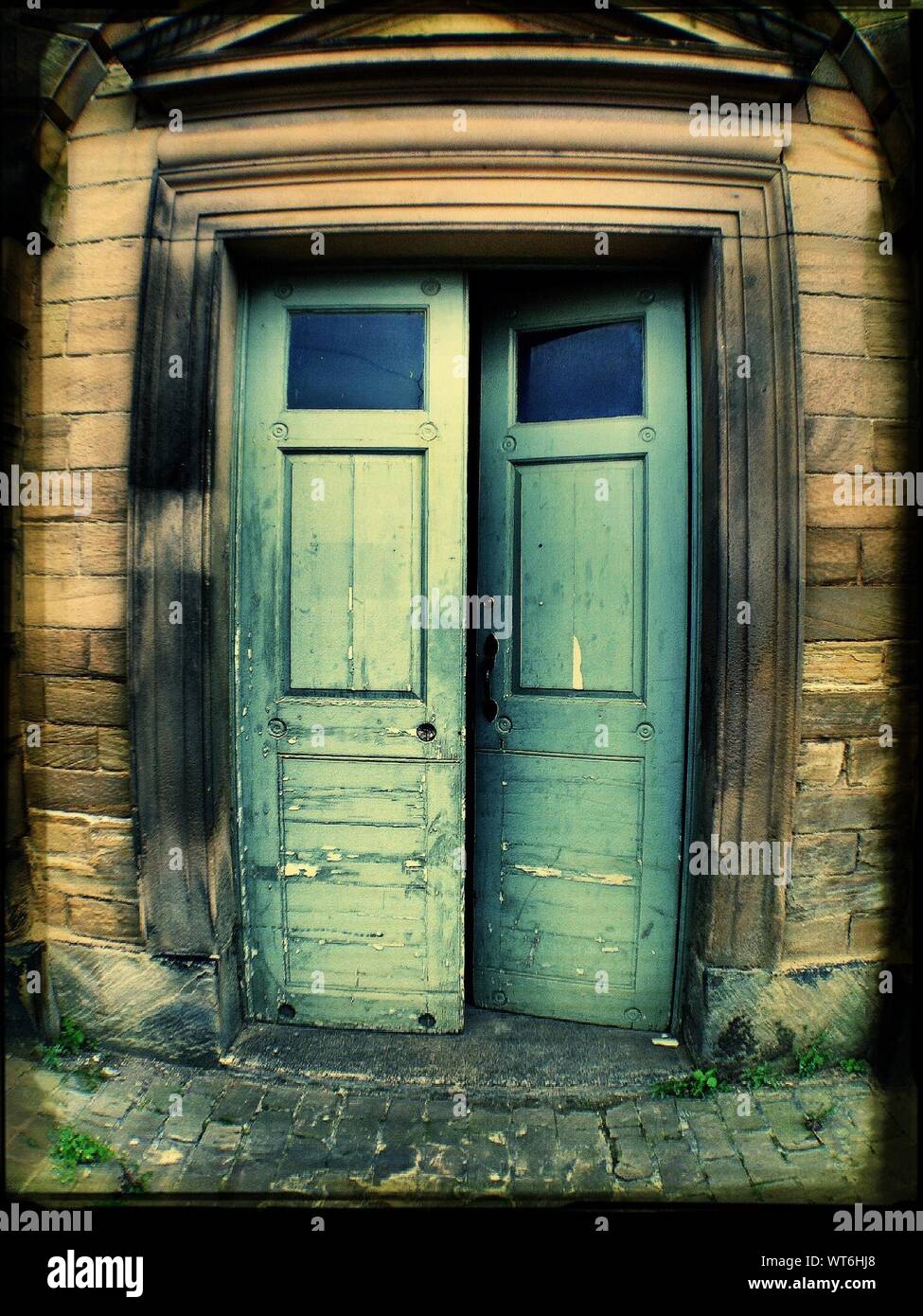 Door slightly open hi-res stock photography and images - Alamy