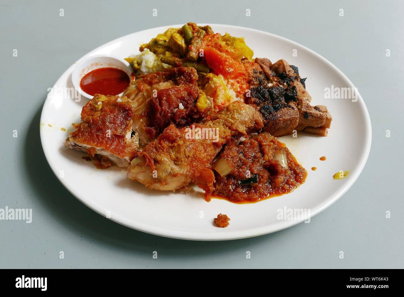 Serving fried chicken hi-res stock photography and images - Alamy