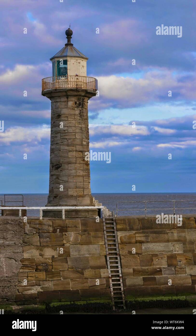 Whitby lighthouse hi-res stock photography and images - Alamy