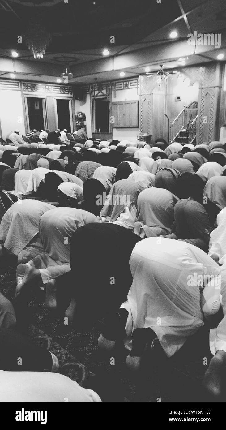 People praying mosque hi-res stock photography and images - Alamy
