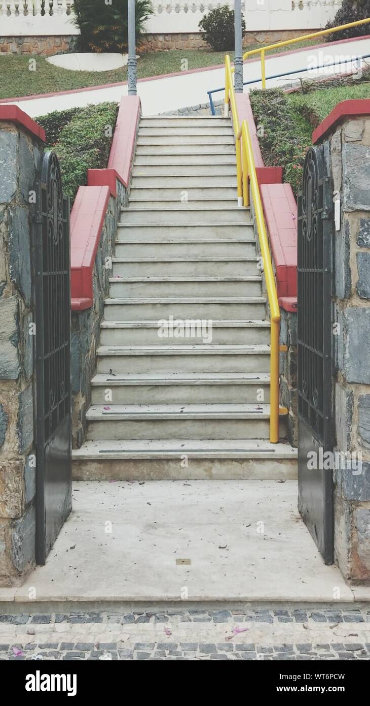 Sidewalk low angle hi-res stock photography and images - Alamy