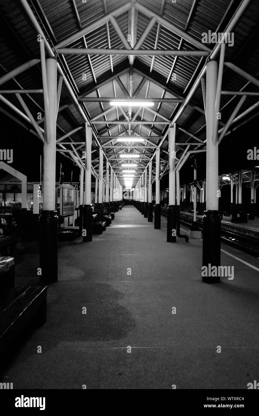 Empty railroad station night architecture hi-res stock photography and ... Empty railroad station night architecture hi-res stock photography and ...