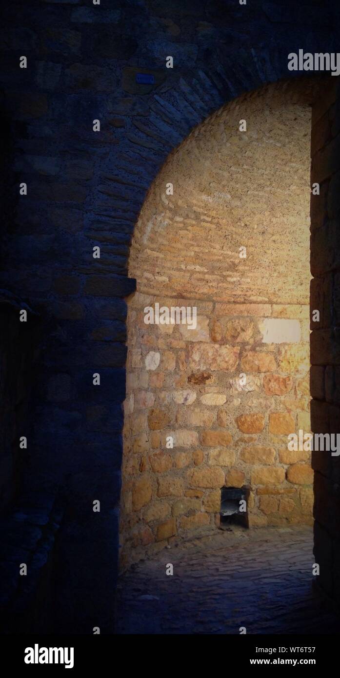 Stone built arch archway hi-res stock photography and images - Alamy