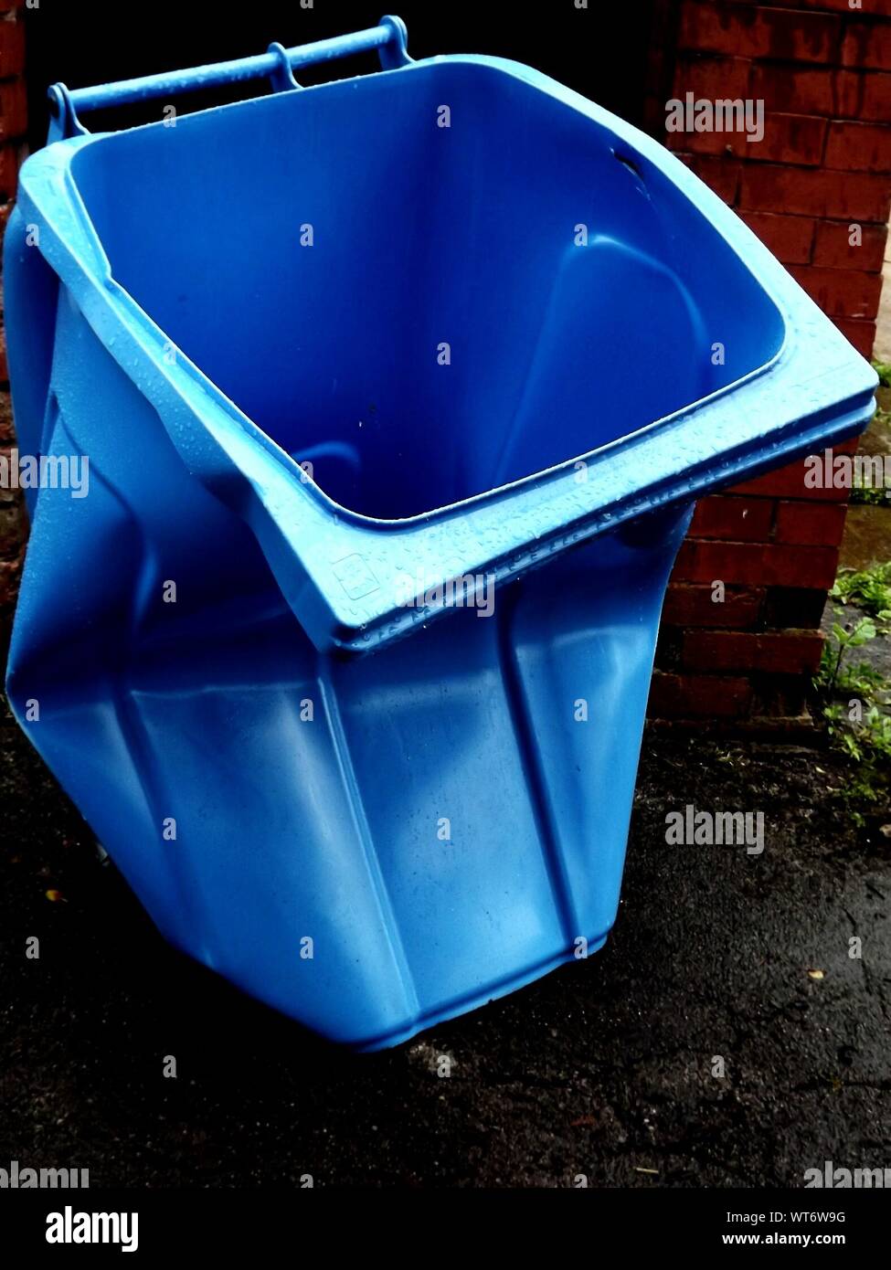 Drop garbage hi-res stock photography and images - Alamy