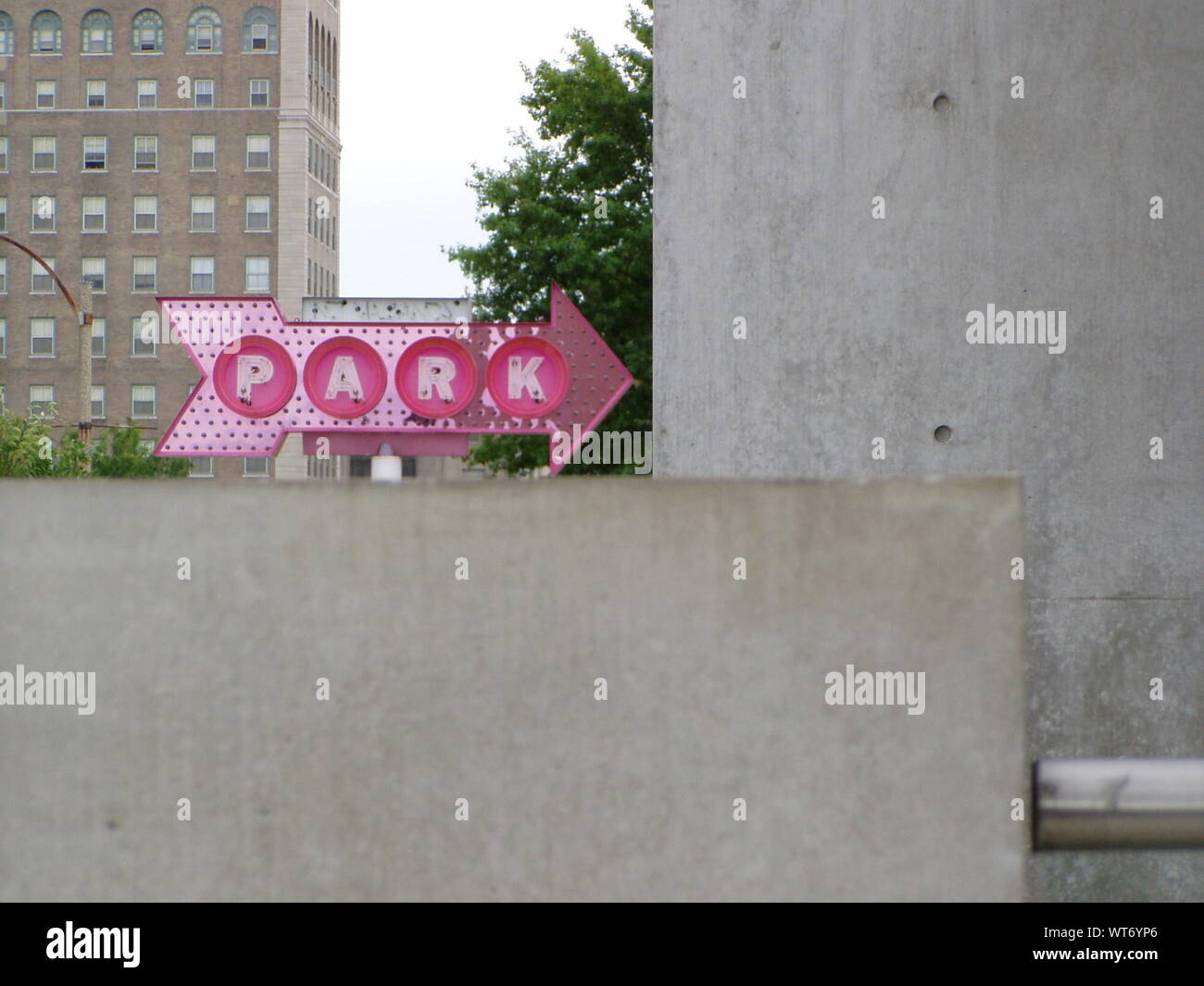 No parking sign in window hi-res stock photography and images - Alamy