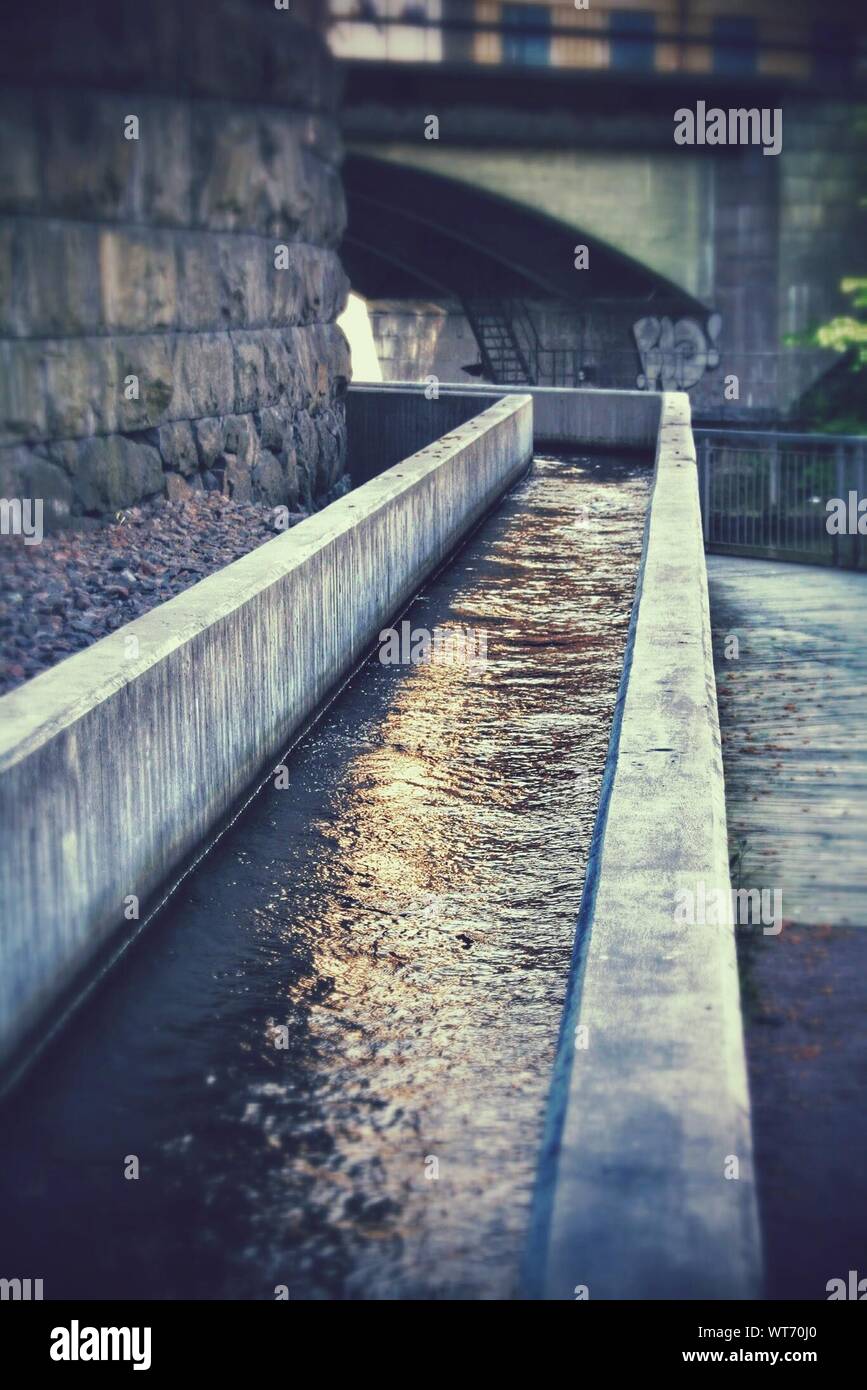 Under flowing water hi-res stock photography and images - Alamy