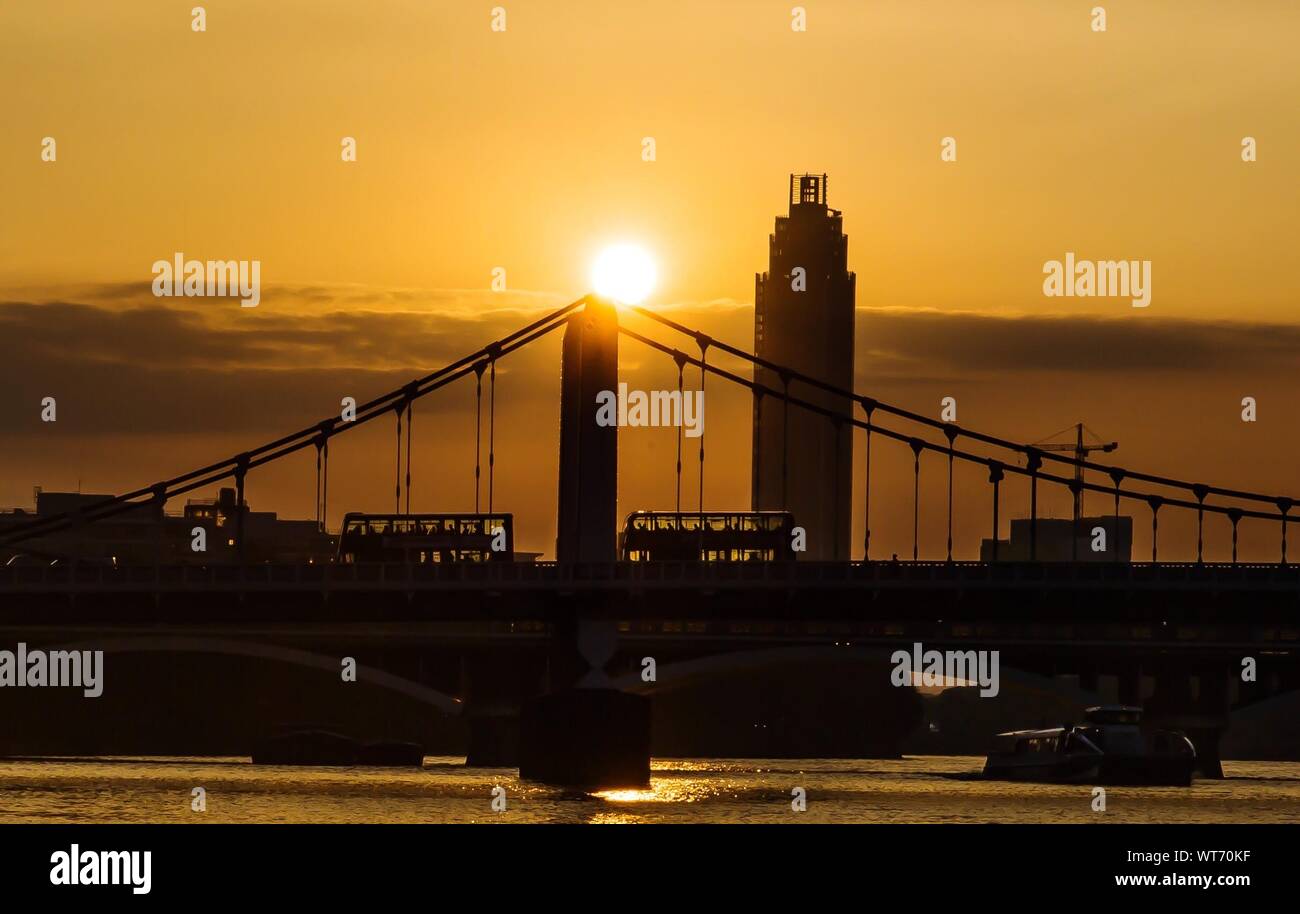 Chelsea suspension bridge hi-res stock photography and images - Alamy