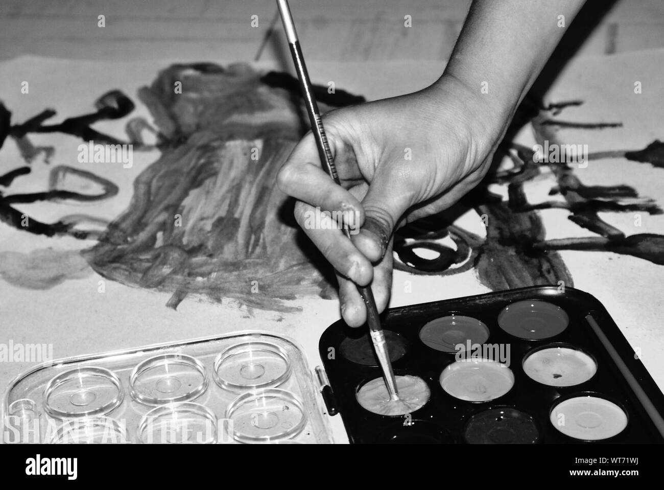 Artist holding painting in hand hi-res stock photography and images - Alamy