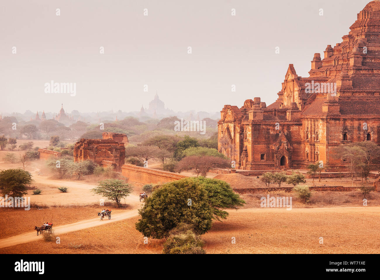 Dhammayangyi temple hi-res stock photography and images - Alamy