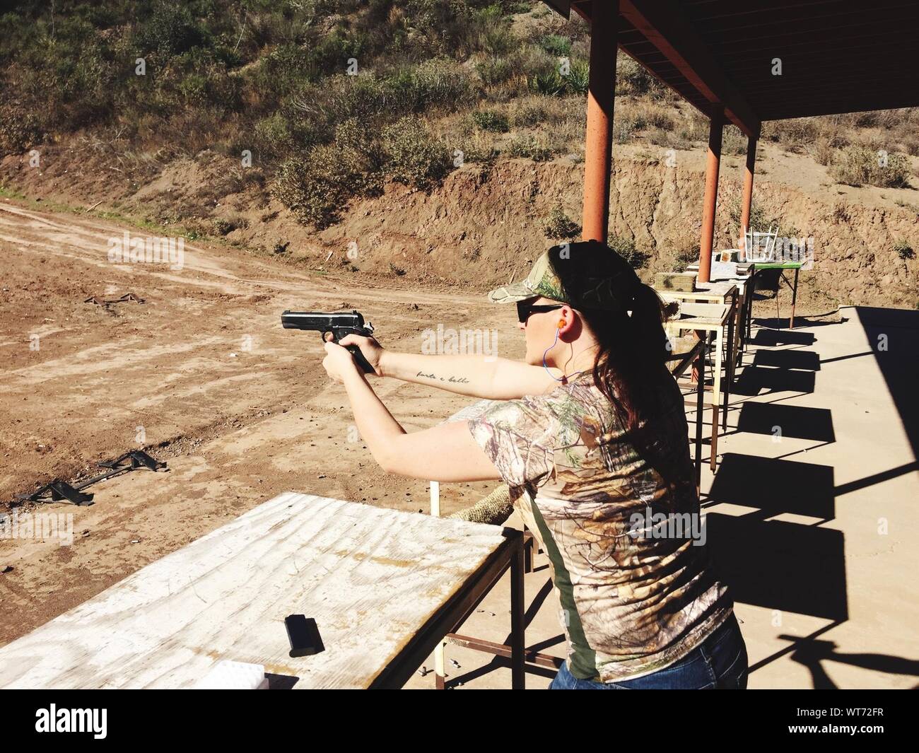 Woman holding gun hi-res stock photography and images - Alamy