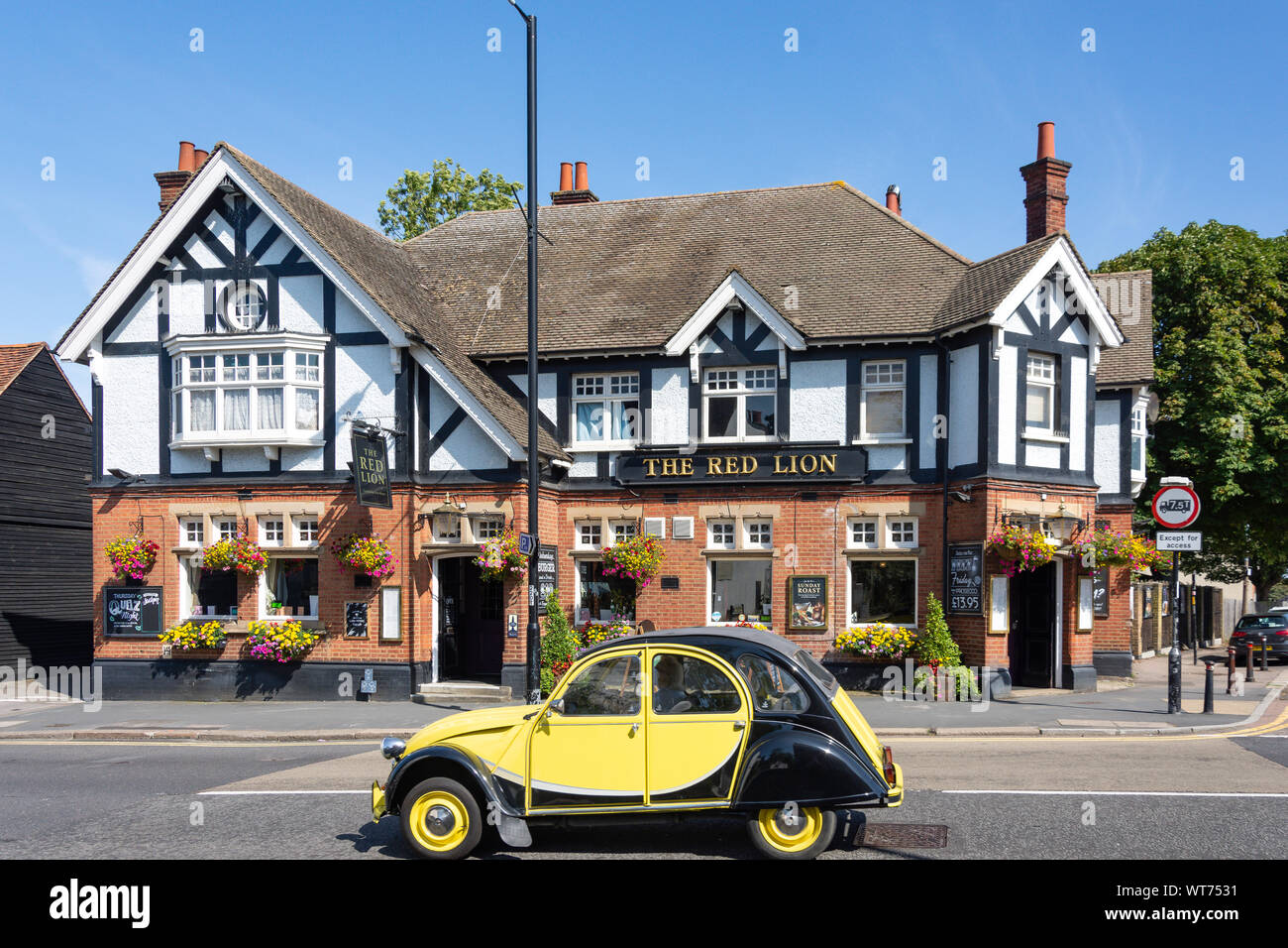 Bushey high street hi-res stock photography and images - Alamy