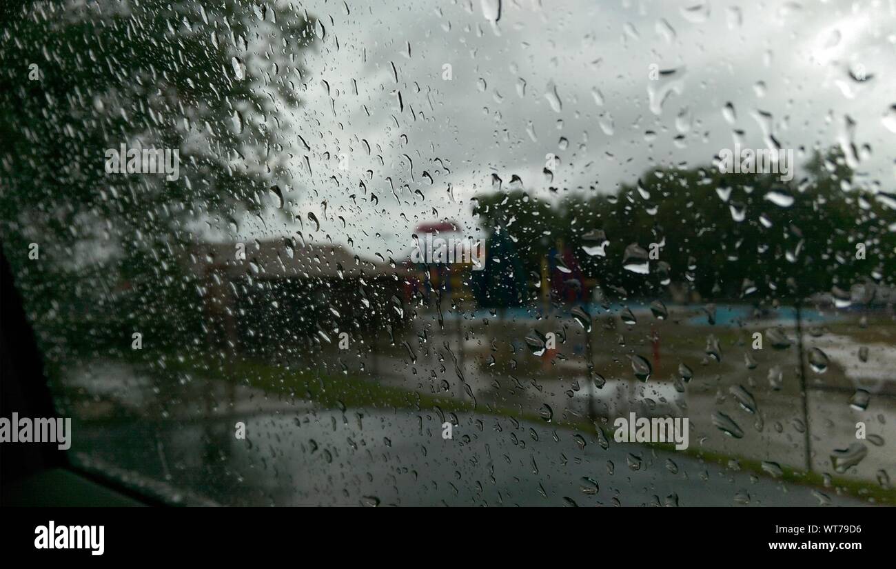 Car through rainy window hi-res stock photography and images - Alamy